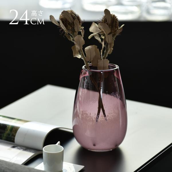 カラー:ミルク（白系）、アサイー（紫系）材質:ガラスサイズ/重さ:直径14×高さ20cm　口径:直径8.5cm備考:ぽってりとした優しいカタチと淡いカラーが特徴の花瓶。透明と不透明の2トーンの組み合わせで、水濁りも目立ちにくいデザインです。...