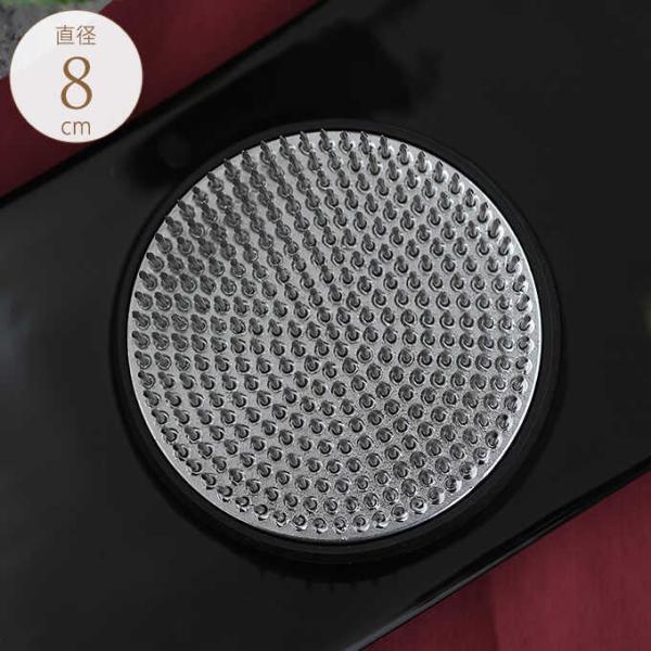 カラー:材質:本体：鉛　針：ステンレス　滑り止め：ゴムサイズ/重さ:直径8×高さ2.4cm　重量：490g備考:生け花の必需品、丸形の剣山。錆に強いステンレス針使用。使用時に安定し、花器に傷がつきにくい滑り止めゴム付き。剣山の使い方フラワー...