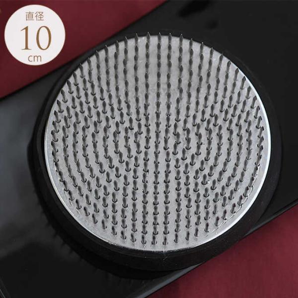 カラー:材質:本体：鉛　針：ステンレス　滑り止め：ゴムサイズ/重さ:直径10×高さ2.5cm　重量：860g備考:生け花の必需品、丸形の剣山。錆に強いステンレス針使用。使用時に安定し、花器に傷がつきにくい滑り止めゴム付き。剣山の使い方フラワ...