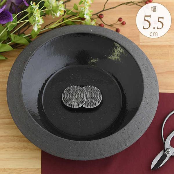 カラー:材質:本体：鉛　針：ステンレス　滑り止め：ゴムサイズ/重さ:幅5.5×奥行8.9×高さ2.5cm　重量：360g備考:生け花の必需品、小日月剣山。錆に強いステンレス針使用。使用時に安定し、花器に傷がつきにくい滑り止めゴム付き。剣山の...