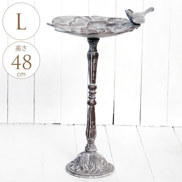 カラー:アンティーク材質:アイアンサイズ/重さ:幅30×奥行26×高さ48cm備考:小鳥の憩いの水場、バードバス。お庭においてバードを￥ウォッチングしてみてはいかがですか？オブジェとしても楽しめ、お庭の雰囲気も変わります。お届状態:お客様組...
