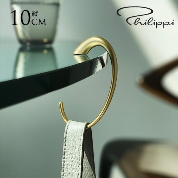 材質:亜鉛合金サイズ/重さ:縦10cm×横7.5cm×厚み1cm備考:シンプルなフォルムに高級感を宿す、PHILIPPIのCバッグハンガー。重厚なゴールドのC型デザインが印象的で、実用性と美しさを兼ね備えた逸品です。光沢を抑えた上品なゴール...