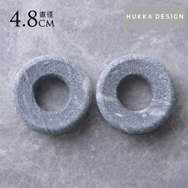 サイズ:直径4.8cm×高さ1.35cm重量:約100gカラー:グレー素材:カレリアン・ソープストーン北欧フィンランドの地で28億年前に誕生したカレリアンソープストーン。地殻変動の結果、極度に圧縮されてできた、気孔率が極めて低い高密度の岩石...