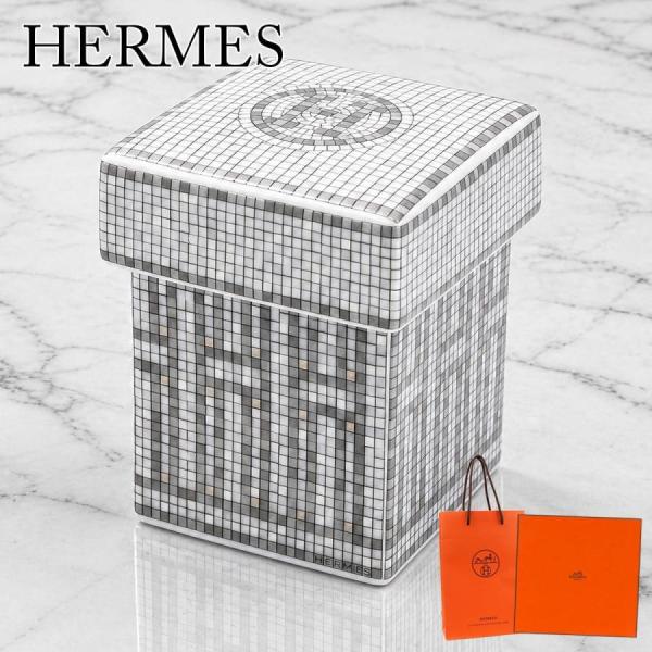 商品名：エルメス HERMES シュガーポット モザイク 24 プラチナ PM 035061P PETITE BOITE商品サイズ(約)：横7cm 縦7cm 高さ5cm仕様：シュガーポット素材：ポーセリンカラー＆品番：プラチナ PM 035...