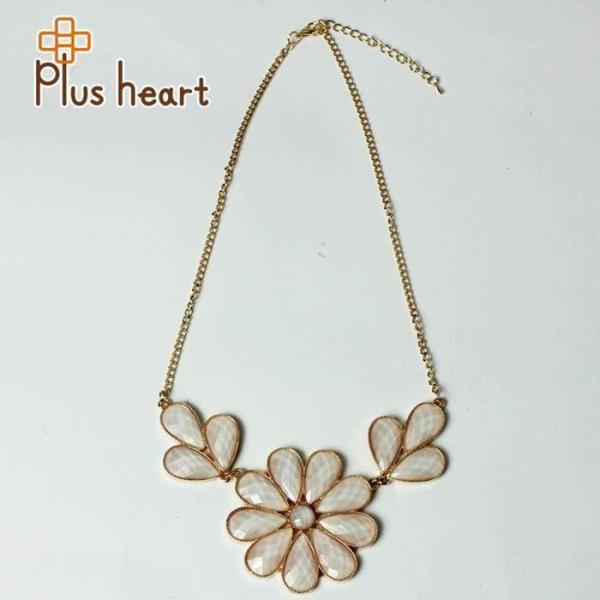 ＜AliceFlower＞アリスフラワーサイズ:中心花6.5Ｘ6.5センチチェーン約52センチ数量1個材質:亜鉛合金、ニッケルめっき加工、お花部分はアクリル関連ワード: ホワイトデー お返し 2026 残暑見舞い お盆玉