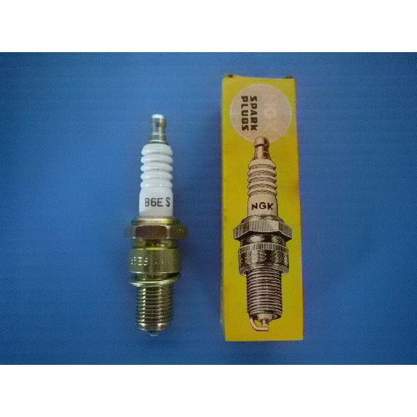 プラグは年1回、もしくは200時間に1度交換することをお勧めいたします。エンジンに使用されている本数の予備も常備してください。必ずプラグはエンジンに合うものをお使い下さい。出力不足やピストンを破損させてしまう事態になりかねませんのでご注意く...