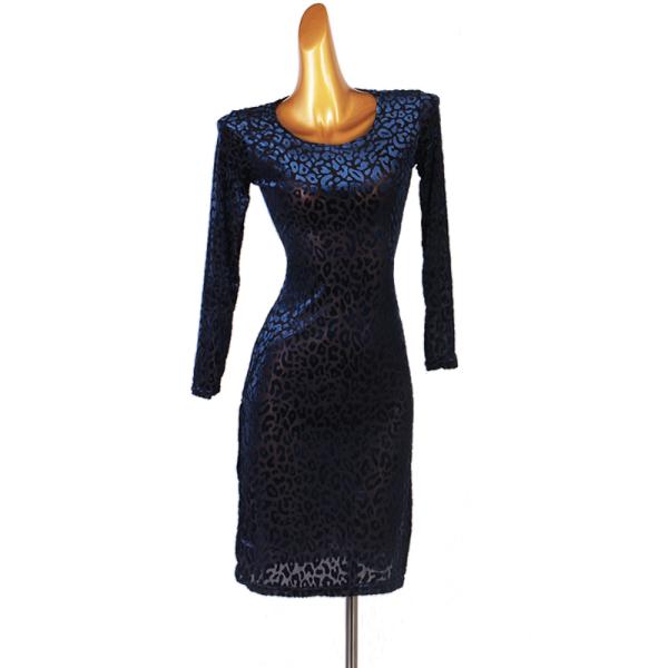 ストレッチ素材で動きやすく、発表会、競技、練習などにおすすめのレディースモダン社交ダンス衣装です。伸縮性がありとても着心地が良いワンランク上の生地を使用しています。[サイズ/cm]     S/　　着丈80-85 　バスト78-84　　ウエ...