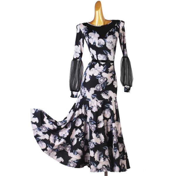 ストレッチ素材で動きやすく、発表会、競技、練習などにおすすめのレディースモダン社交ダンス衣装です。伸縮性がありとても着心地が良いワンランク上の生地を使用しています。ぜひお楽しみにしてください。[サイズ/cm] S/　　着丈125　バスト78...