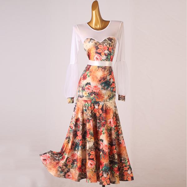 ストレッチ素材で動きやすく、発表会、競技、練習などにおすすめのレディースモダン社交ダンス衣装です。伸縮性がありとても着心地が良いワンランク上の生地を使用しています。ぜひお楽しみにしてください。[サイズ/cm] S/　　着丈125　バスト78...