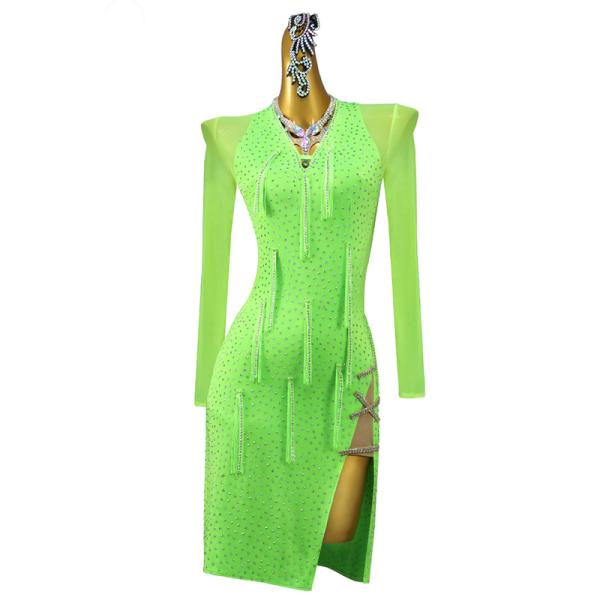 ストレッチ素材で動きやすく、発表会、競技、練習などにおすすめのレディースモダン社交ダンス衣装です。伸縮性がありとても着心地が良いワンランク上の生地を使用しています。[サイズ/cm]サイズS   身長150-157cm　バスト79-83　ウエ...