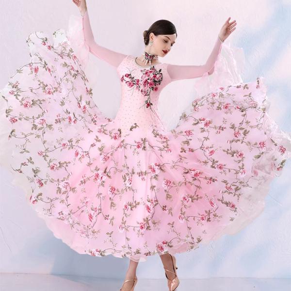 ストレッチ素材で動きやすく、発表会、競技、練習などにおすすめのレディースモダン社交ダンス衣装です。伸縮性がありとても着心地が良いワンランク上の生地を使用しています。ぜひお楽しみにしてください。[サイズ/cm] S/　着丈130　バスト70-...