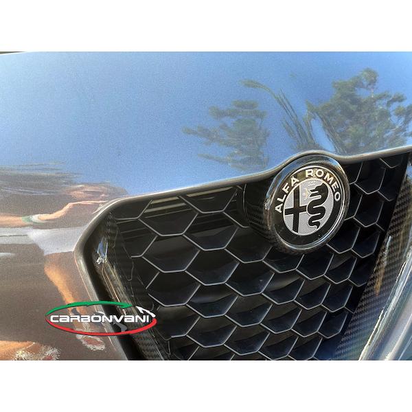 商品名：CARBONVANI アルファロメオ　ステルビオ用：ロゴフレーム (カーボン製)適合車種： ステルビオ 年式：2020~※装着画像はイメージとなり実際の製品とは異なる場合がございます。現車部品形状を確認のうえご注文ください。（年式で...