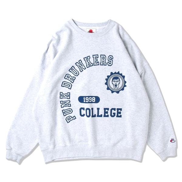 【ブランド】PUNK DRUNKERS / パンクドランカーズ【商品名】へんてこカレッジBIGトレーナー【カラー】　アッシュ、ネイビー【素材】綿100%、仕様：裏パイル【商品説明】定番のカレッジトレーナー。…と思いきや、なんだか配置がへんてこだ。