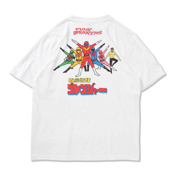 【ブランド】PUNK DRUNKERS / パンクドランカーズ【商品名】PDSx秘密戦隊ゴレンジャー/ゴレンジャーとあいつTEE【カラー】　ホワイト、スミブラック【素材】綿100%【商品説明】あのゴレンジャーとのコラボアイテム！！背中に全員...