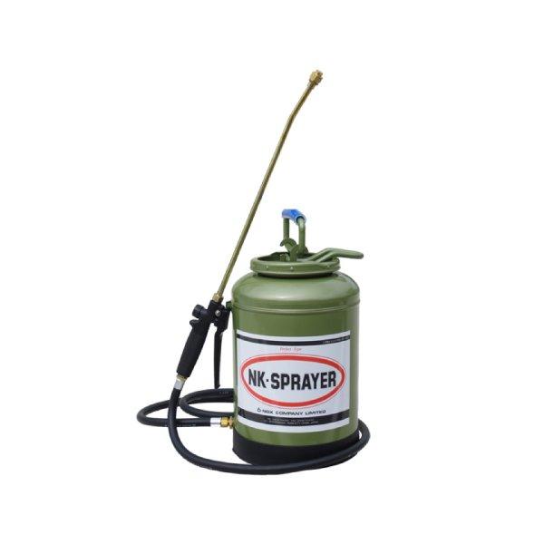 オリジナルの手動式、現場で手軽に作業できる省力型の噴霧器です。鋼製なので耐衝撃性に優れ非常に長持ちします。ふたは簡単に取りはずしでき、口径が大きく注入が簡単です。圧は手動で簡単に蓄圧できます。液は目印(８リットル)以内に入れて下さい。（使用...
