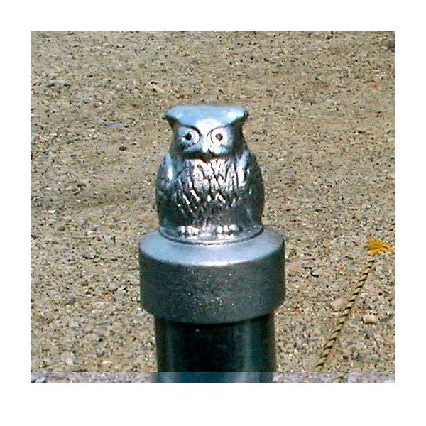 フクロウが付いた単管キャップです。不苦労（柵柱にキャップとして付けると苦労が飛んで無くなり、幸せになると言われております）。福来郎　(福が来るとも言われております)。材質：ダクタイル締付：ナベ頭小ネジ規格：単管φ48.6用パイプ挿入部分は、...