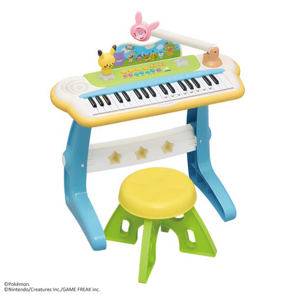 【商品の特徴】ピカチュウの声がする！スタンド・イス付きの本格派キーボード！ピカチュウの声でドレミを演奏！4種類のピカチュウの声がするボタンもついています！ピカチュウの光るインジケーター、人気のマイクもピカチュウの形♪正しい音程、４和音機能搭...