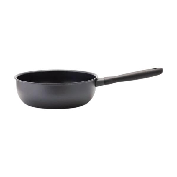 【商品の特徴】焼き目をつけてから煮込みまで対応する深型設計1?2人分の調理に最適なコンパクトサイズ通常のアルミより約8倍硬い硬質アルマイト加工で高耐久内外面にふっ素樹脂加工（PFOAフリー）でこびりつきにくくお手入れ簡単IHを含むすべての熱...