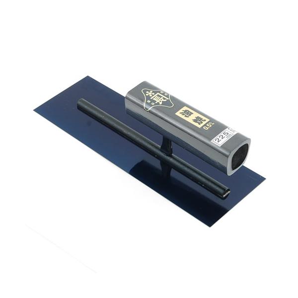 【商品の特徴】黒塗り角柄仕様で高級感があり、薄くてしなり、耐久性抜群の本職向け角鏝です。下地壁を薄く塗りつける時の仕上塗り。ハードトランダム接着で、有機溶剤に対して耐久性があります。独自の背金形状により鏝板が常に一定して摩耗するため、長時間...