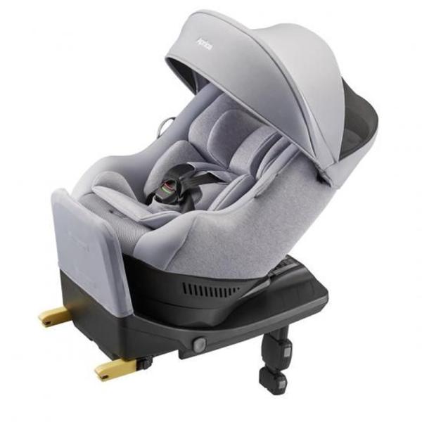 【商品の特徴】【新安全規則R129適合】もしもの衝撃から頭を守る。新生児から使えるISOFIX取り付けタイプの回転式チャイルドシートです。【商品の仕様】使用期間：後向きシート：身長40cm〜83cmまで前向きシート：身長76cmかつ月齢15...