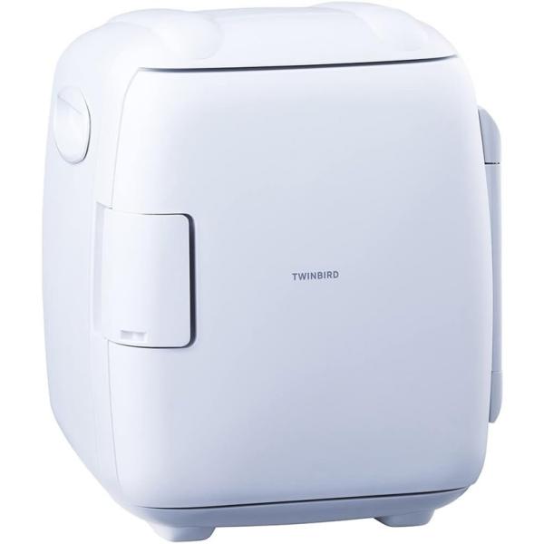 【商品の特徴】高さ21.5cmまでの500mlペットボトルが4本収納できる保冷保温庫です。コンパクトなので持ち運びやすく、デスクワークのお供にしたり、洗面所に置いて化粧品やシートマスクを冷やしたりと、様々な場所でお使いいただけます。静音モー...