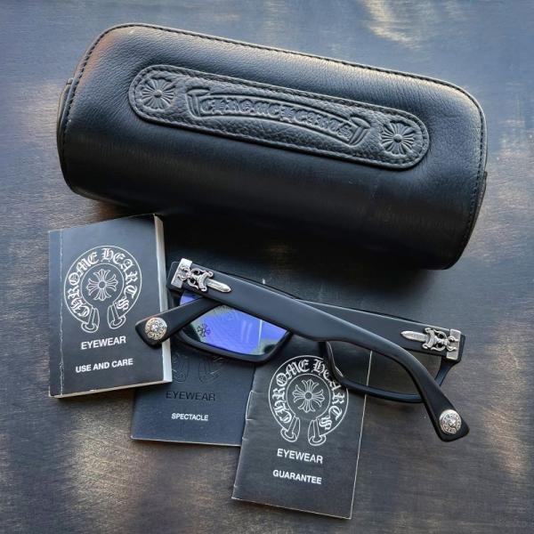 【スペック】ブランド名：CHROME HEARTS（クロムハーツ）製品名：INFLATABLE DATE-A MBKカラー：マットブラックサイズ：幅約13.7cm / 縦約4cm / テンプル長約14cm状態　：中古付属品：純正レザーポーチ...