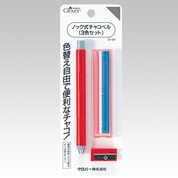 布地の色に合わせて芯を取り替えるシャープペンシルタイプのチャコです。替え芯専用ケース付。内容物：本体、替芯4本(青2、白、ピンク各1)、削り器付材質：・ノック式チャコペル、軸/ABS樹脂、チャック/真鍮、ボタン/ポリアセタール、芯/粘土・ワ...