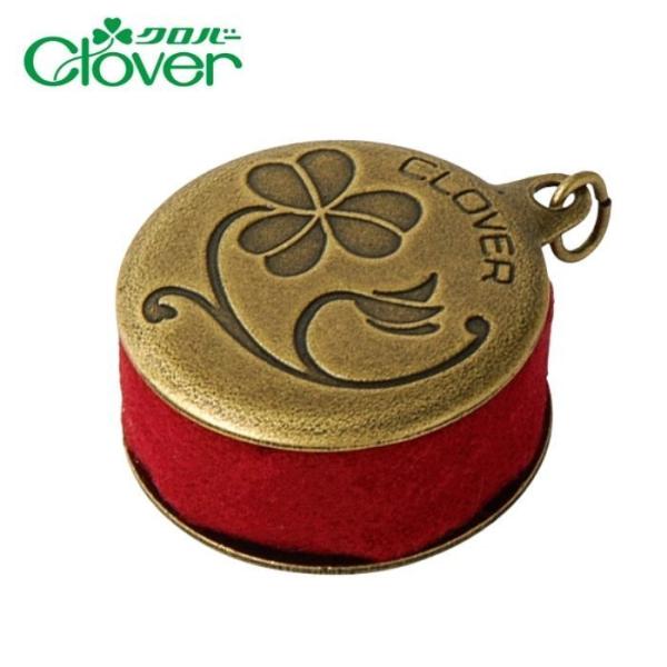 縫い針・待針のメンテナンスに。首から下げて使えます。アンティークシリーズ。◆使い方1.中央のクッション部に針をゆっくり差し込みます。2.上下の金属部分を指で押さえてはさみつけ、針を引き抜きます。3.様子を見ながら数回繰り返します。4.針の軸...