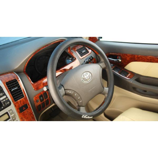 ラグジュアリー ハンドルカバー手に馴染む計算しつくされたディティール。ハンドルとの相性が良くフィット感抜群の素材にはシートカバーと同色・同素材（本革を除く）のPVCベーシックを使用。快適をドライビングを約束します。Bellezzaの刺繍が入...