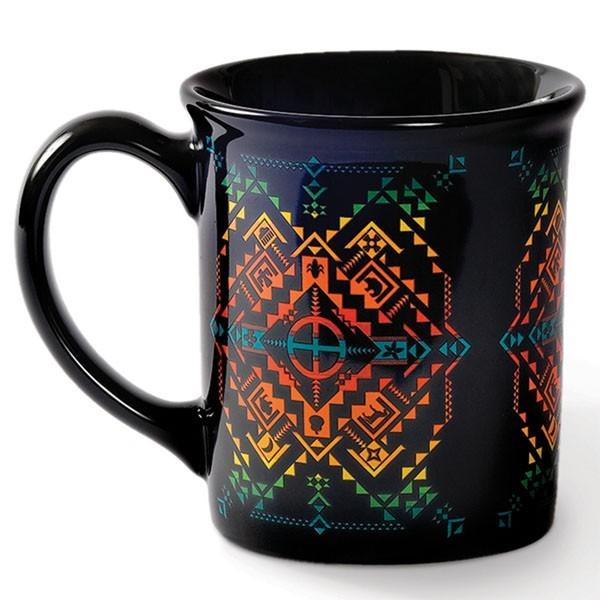【商品情報】PENDLETON ペンドルトン コーヒーマグは鮮やかな色調とネイティブアメリカン・パターン柄をもとに伝統的なデザインが描かれたコーヒーマグカップです。大き目のコーヒーマグカップですので、寒い季節などにはインターネットやテレビを...