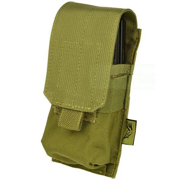 サバイバルゲーム(サバゲー)でも人気の高いFLYYE社製の装備品。M4やM16等のエアガン用マガジンを収納できるマグポーチです。MOLLEシステム対応のプレートキャリア等に取り付けることが可能です。カーキカラー。