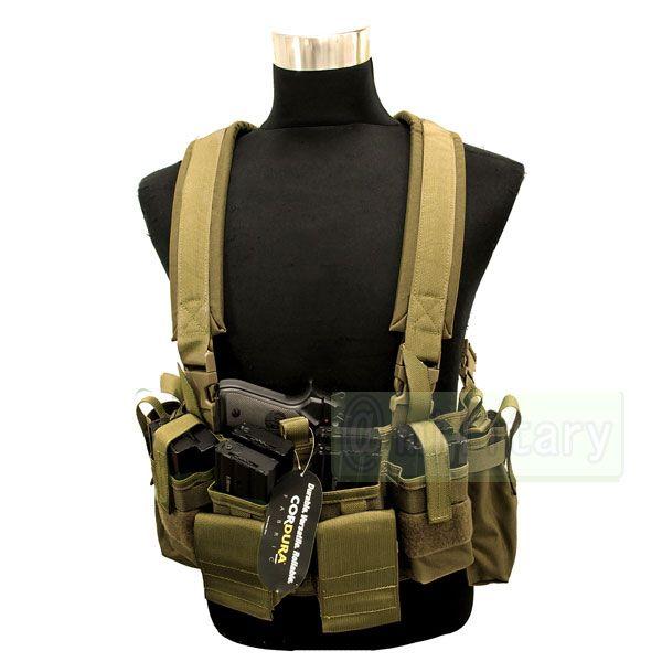 サバイバルゲーム(サバゲー)でも人気の高い装備メーカーFLYYE社製のM4、M16等のマガジン収納に適したチェストリグ。ラジオポーチ等最低限ポーチが揃っていながらも軽量なベストです。コヨーテブラウンカラー。