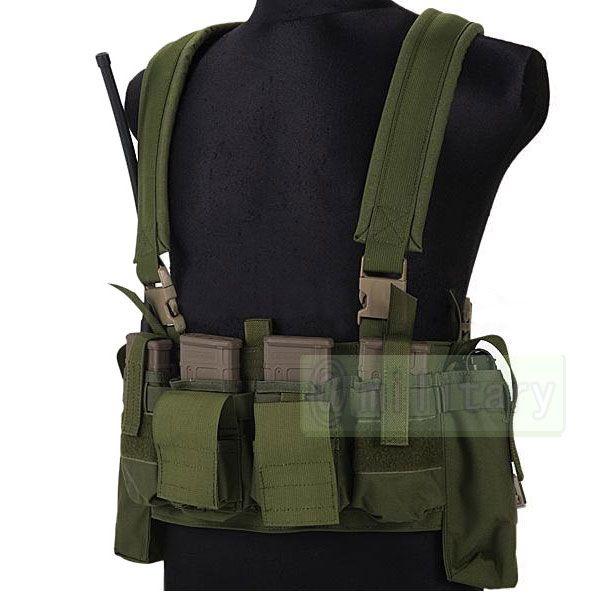 サバイバルゲーム(サバゲー)でも人気の高い装備メーカーFLYYE社製のM4、M16等のマガジン収納に適したチェストリグ。ラジオポーチ等最低限ポーチが揃っていながらも軽量なベストです。オリーブドラブカラー。