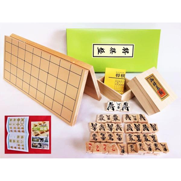 ●送料無料（別途、北海道・九州は690円　沖縄・離島は990円を頂きます）    入門書冊子付　サイズ・15x21cm　15ページ    ５号折将棋盤（新桂・木製）ひろげた時のサイズ・約30×33ｃｍ×1.3cm厚    優良押し駒（木製）...