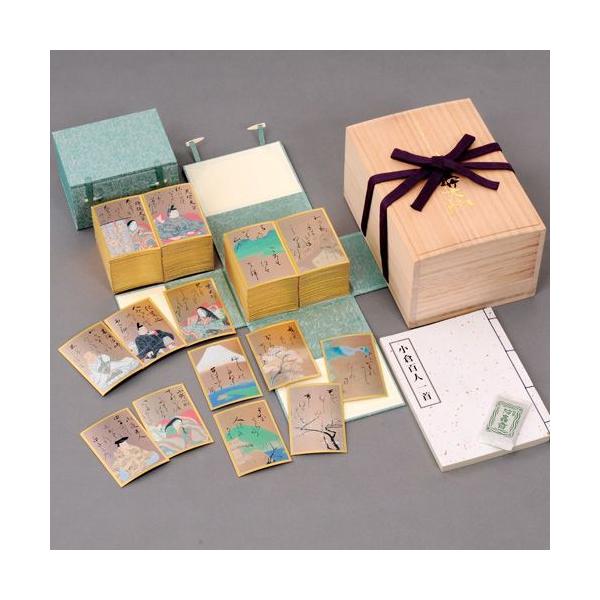 江戸中期の代表的な画家の一人、琳派の巨匠、尾形光琳が描いた百人一首を再現。読み札には歌仙絵と歌の上の句が、取り札には草花や歌意に即した絵が金地に朱や群青で鮮やかに描かれています。読み札、取り札ともに帙に収め、「法橋光琳」の署名を箔押しした桐...