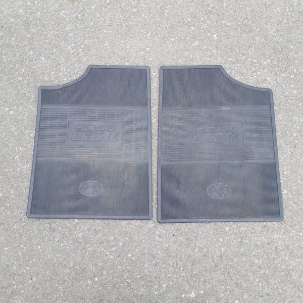 商品情報こちらの商品は中古です。商品状態はCランクになります。不具合は無く、使用可能な商品商品名 スバル レオーネ LEONE フロアマット ゴムマット マット 当時物 旧車 b1045-gyr 状態詳細：中古品の為、キズ・汚れ等ございます...