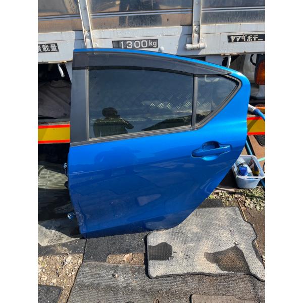 商品情報：こちらの商品は中古です。商品状態：こちらの商品はDランクになります。               ※傷多数有の為、Dランク。商品名：トヨタ 10 アクア G 前期 (NHP10) 純正 左 リア ドア 67004-52470 8T...