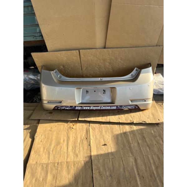 商品情報：こちらの商品は中古です。商品状態：こちらの商品はFランクになります。※ライト点灯未確認の為、ジャンク品。商品名：スズキ ワゴンR リミテッドII 3型 (MH23S) 社外 リアバンパー FRP フィール FEEL ゴールド系 b...