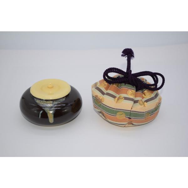 茶道具 瀬戸釉 大海 茶入 仕服：段織つぼつぼ裂 茶道 16-9804  本体（径8.6cm 高さ4.1cm 口径4.6cm）  擦れ、金箔の焼け、仕服の汚れはありますが、本体はしっかりしています、お稽古にお使いになるには差し支えありません。