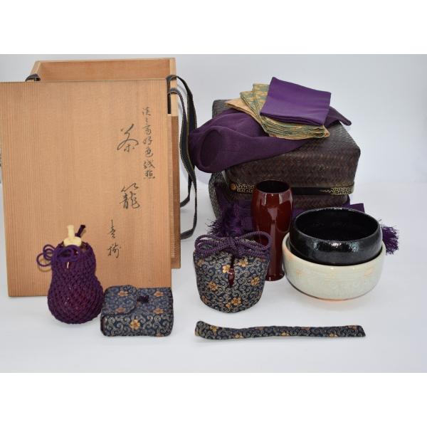 茶道具 茶箱 御所籠 (１) 27-8319-01 黒楽茶碗 松楽 作 径9.8cm 高さ6.8cm/三島茶碗 翠峰 作 径11cm 高さ5.9cm/本体：20.3×15.7cm 高さ14cm 帛紗：利休梅緞子、花兎紋金襴 キズ、擦れ、シミ...