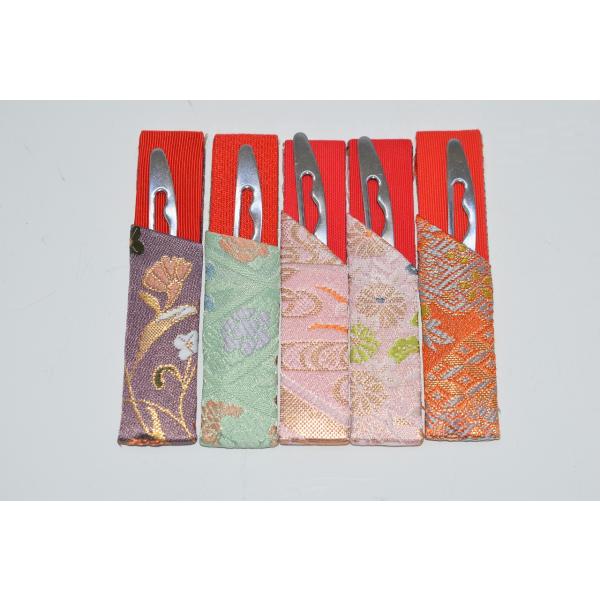 茶道具 楊枝差 短寸 赤色系交織 ステンレス楊枝付 菓子楊枝 菓子切り 1点 tz31-022 ※絵柄はお任せください。 画像は見本です。台9.2×2cm 鱗形楊枝8.6×0.8cm