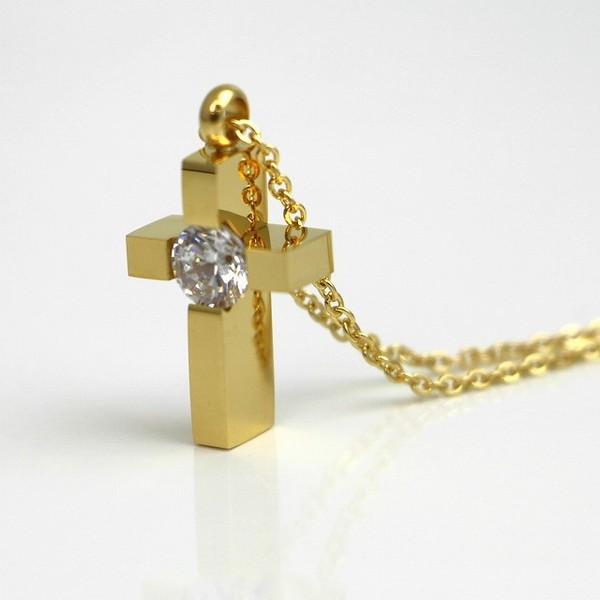 ◆サイズチェーン長さ：約45ｃｍペンダントトップ：高さ(バチカン含む)×横幅25×13ｍｍ◆商品説明ゴールドカラーの中央にジルコニアが埋め込まれたクロスモチーフのネックレスとなります【ステンレスについて】Stain→傷・汚れ　Less→少な...