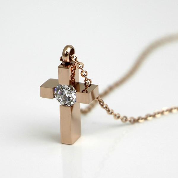 ◆サイズチェーン長さ：約45ｃｍペンダントトップ：高さ(バチカン含む)×横幅25×13ｍｍ◆商品説明ピンクゴールドカラーの中央にジルコニアが埋め込まれたクロスモチーフのネックレスとなります【ステンレスについて】Stain→傷・汚れ　Less...