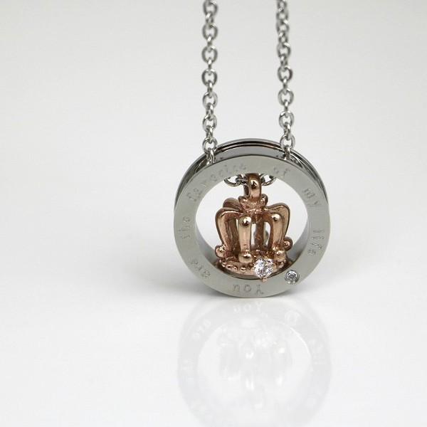 ◆サイズチェーン長さ：約50ｃｍペンダントトップ：高さ(バチカン含む)×横幅直径20ｍｍ◆商品説明シルバーカラーの内側にジルコニア入りのクラウン（王冠）が連なったリングモチーフのネックレスとなります【ステンレスについて】Stain→傷・汚れ...