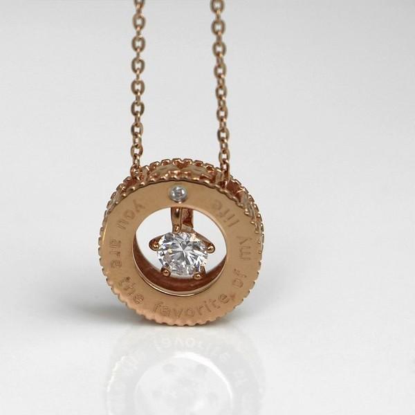 ◆サイズチェーン長さ：約50ｃｍペンダントトップ：高さ(バチカン含む)×横幅直径19、ジルコニア6ｍｍ◆商品説明ピンクゴールドカラーの透かしデザインリングにジルコニア入りのリングモチーフのネックレスとなります【ステンレスについて】Stain...