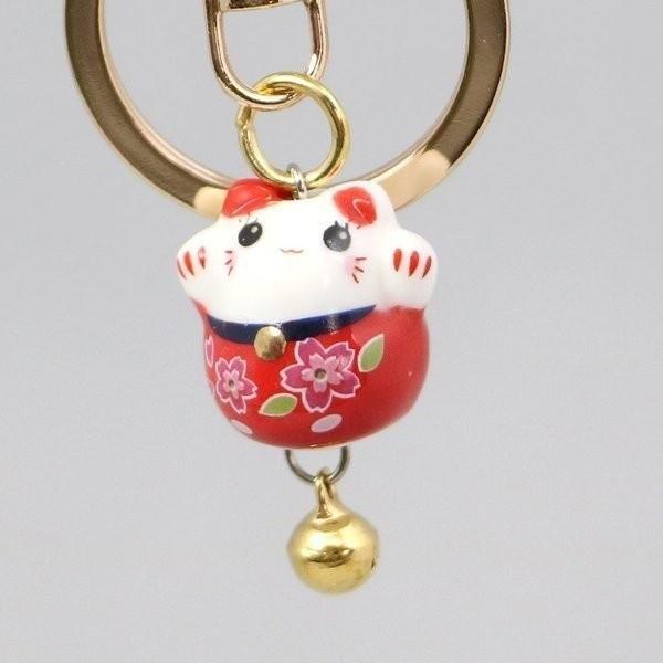 招き猫：約1.5cm全長：約7.5cm丸みのあるフォルム、陶器の招き猫キーホルダーです。小さな鈴とキーリング・フック付き。※メール便で12個まで同梱が可能です。サイズが超過する場合、配送方法・送料を変更させていただく場合がございます。【配送...