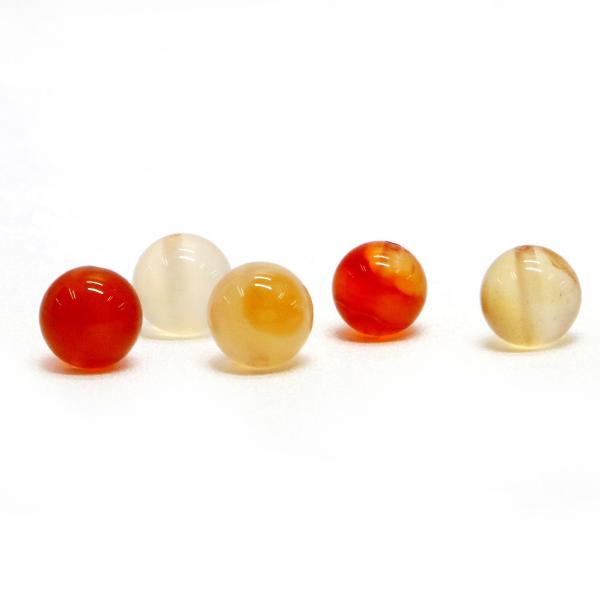 【ビーズサイズ】8mm【形】丸玉※ビーズサイズは0.5mm前後の誤差がある場合がございます【商品説明】カーネリアンはカルセドニーの一種で和名では玉髄(ぎょくずい)といいますミルキー調のオレンジ系からうっすらと透き通ったオレンジやレッドカラー...