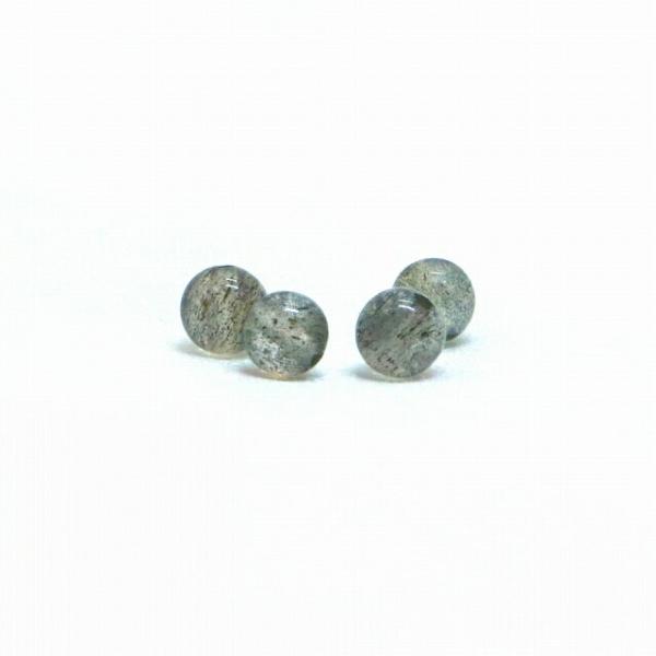 【ビーズサイズ】4mm【形】丸玉※ビーズサイズは0.5mm前後の誤差がある場合がございます【商品説明】「ラブラドライト/Labradorite」は1770年カナダのラブラドル沿岸・セントポール島で発見されたことで名付けられました和名を曹灰長...