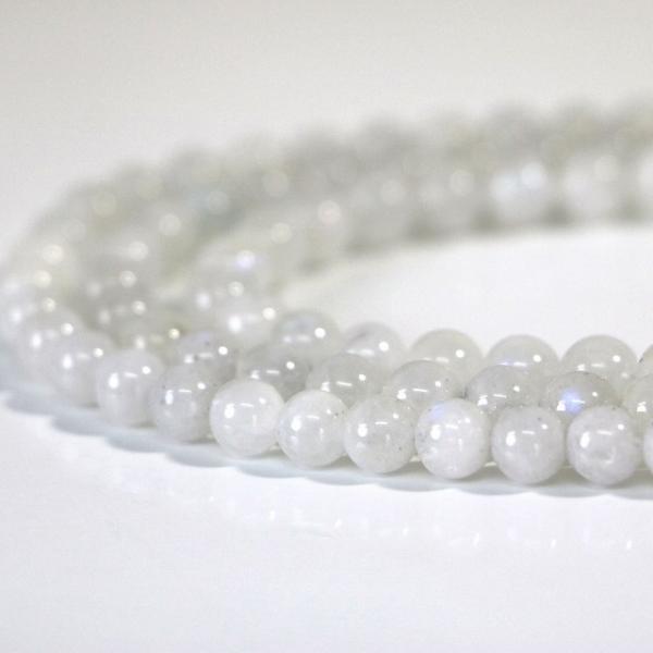 【ビーズサイズ】6mm【形】丸玉※ビーズサイズは0.5mm前後の誤差がある場合がございます【商品説明】ムーンストーンは和名で月長石（げっちょうせき）といいます見る角度によってギラリと光り輝く「シラー効果」現象が見られ青く輝きを放つものは「ロ...