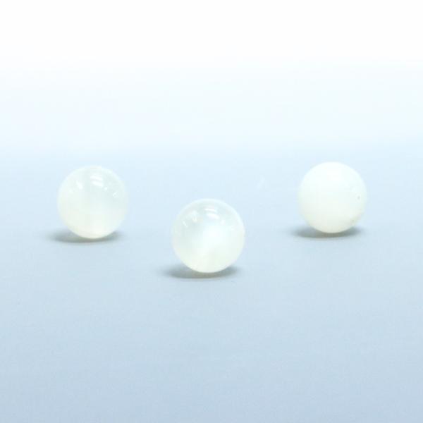 【ビーズサイズ】6〜7mm【形】丸玉※ビーズサイズは0.5mm前後の誤差がある場合がございます【商品説明】ムーンストーンは和名で月長石（げっちょうせき）といいます見る角度によってギラリと光り輝く「シラー効果」現象が見られ青く輝きを放つものは...